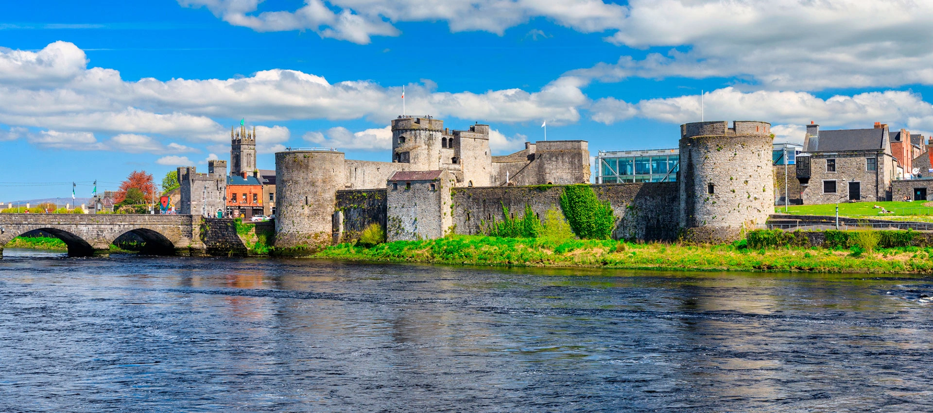 Voyager à Limerick en jet privé avec Jet Miles. Location de jet privé ...