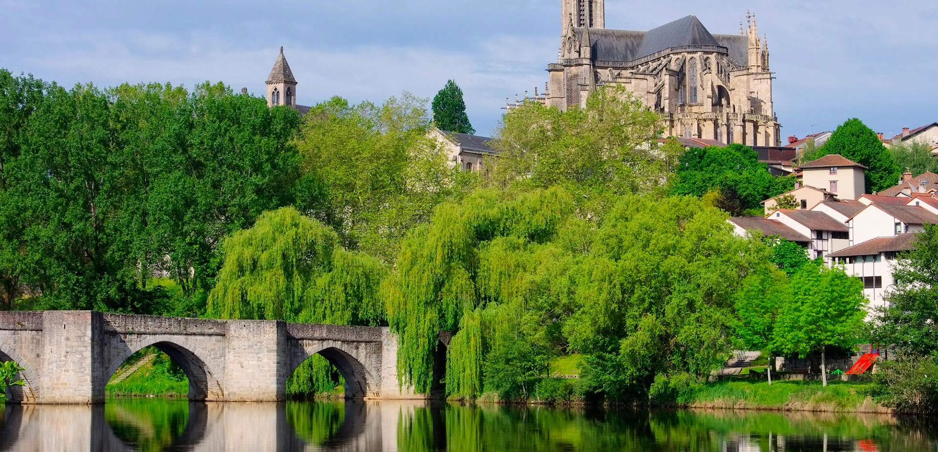 Voyager à Limoges en jet privé avec Jet Miles. Location de jet privé ...