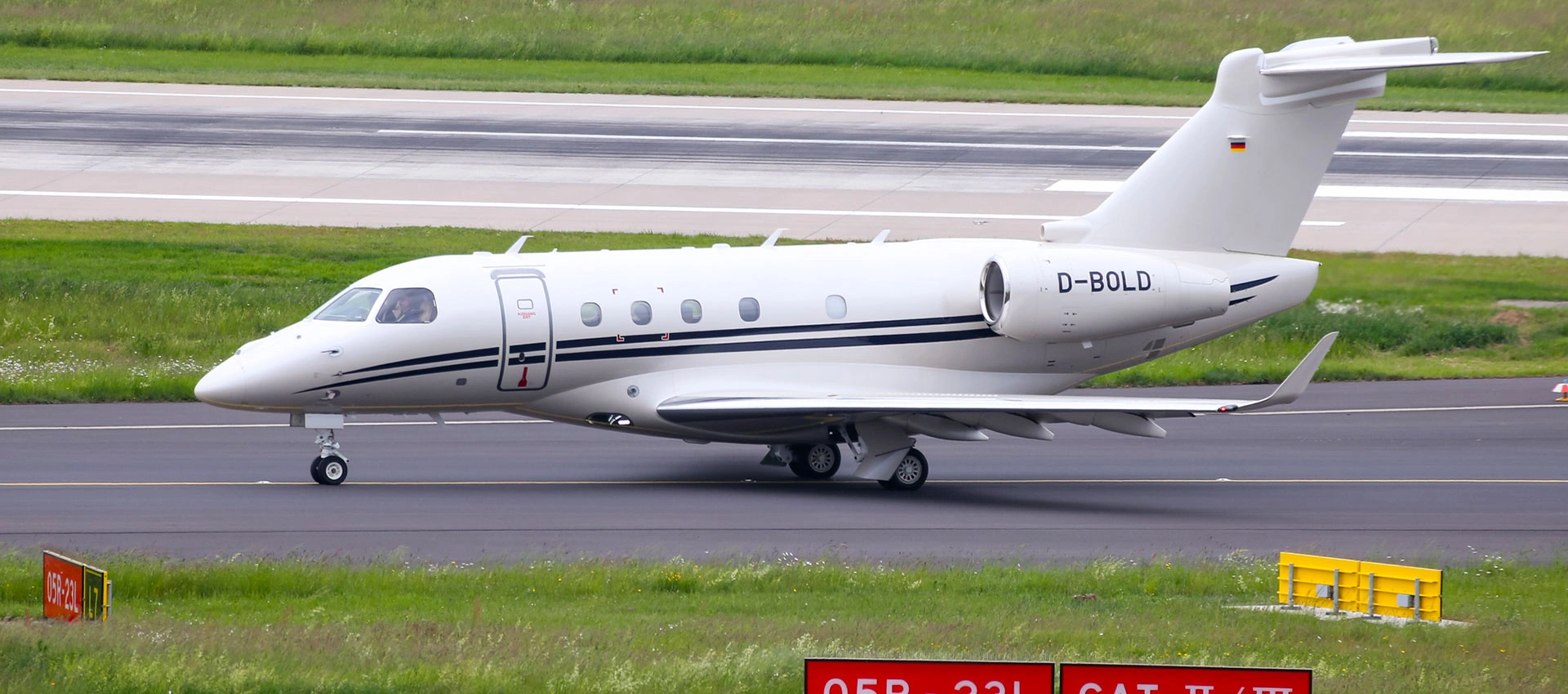 Jet privé Legacy 450 - location de jet privé super midsize avec Jet-miles